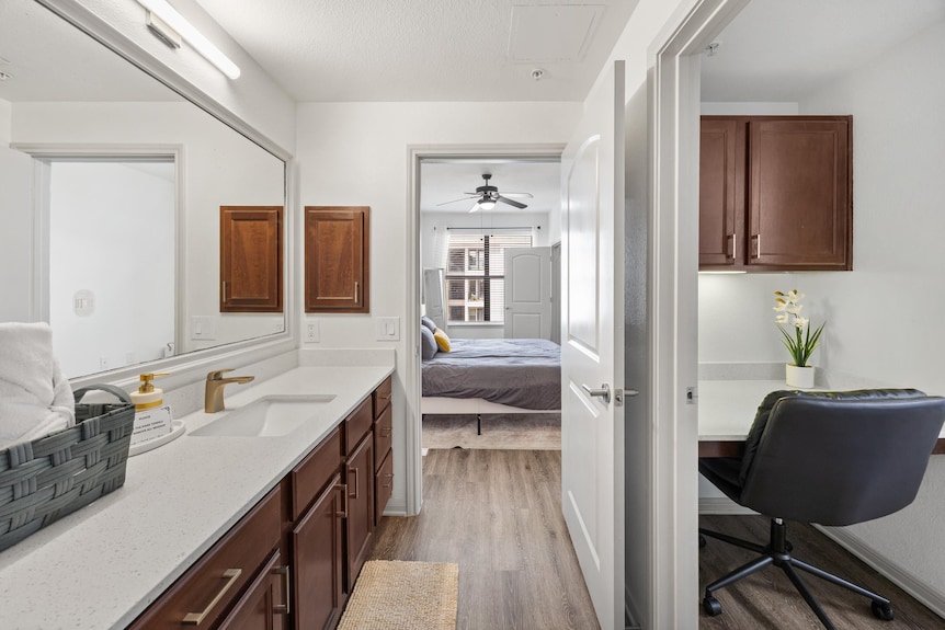 Cozy 1-br Haven W/king Bed, Sofa Bed, Pool, Gym In Prime Frisco - Frisco, TX