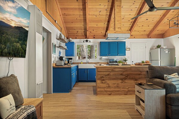 Big Bear Cabin+ Hot Tub+ Pet Friendly+ Fire Pit and Yard! Steps to ...