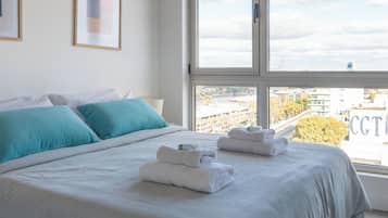 Apartamento família, sacada, vista para o rio | 1 quarto, escrivaninha, espaço de trabalho para notebook