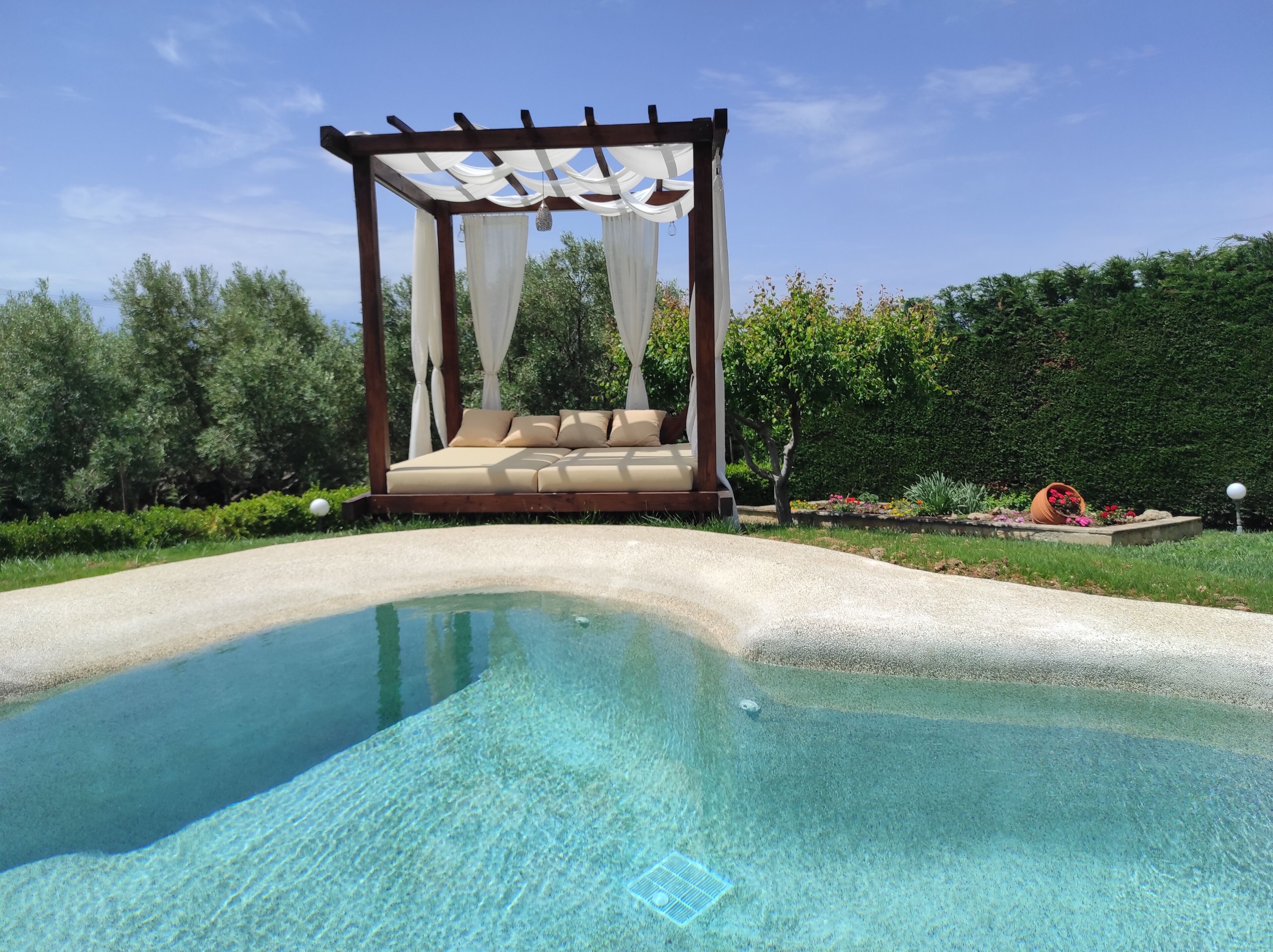 Piscina exterior, guarda-sóis, espreguiçadeiras 