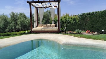 Piscina exterior, guarda-sóis, espreguiçadeiras