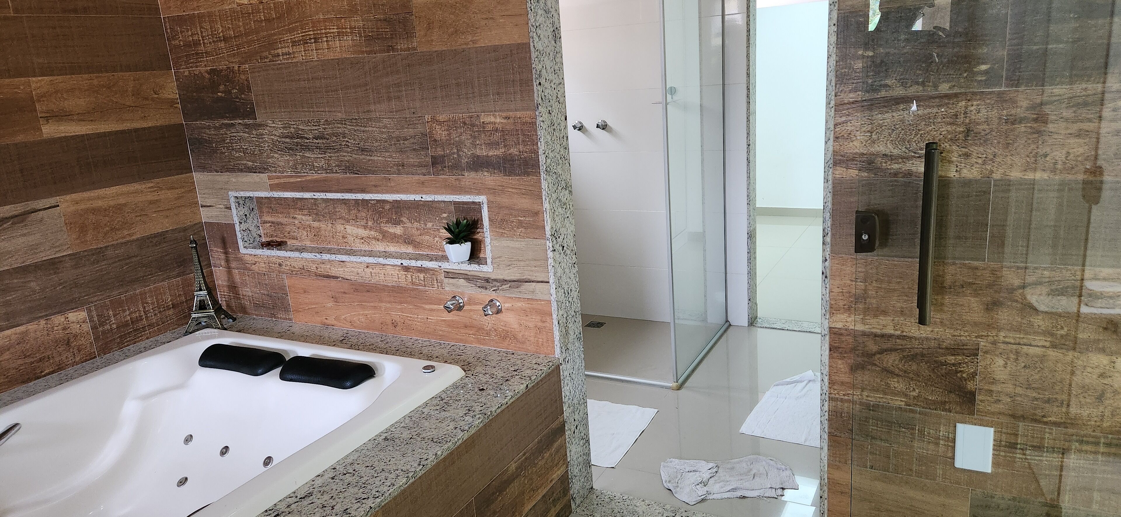 Quarto superior, vista para a montanha | Banheiro | Toalhas de banho, sabonete, shampoo, papel higiênico