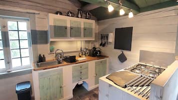 Cabana de Madeira Tradicional, 1 quarto, pátio, vista para a montanha | Cozinha privada | Uma cadeira de bebé
