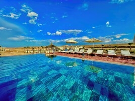 Piscina exterior, guarda-sóis 