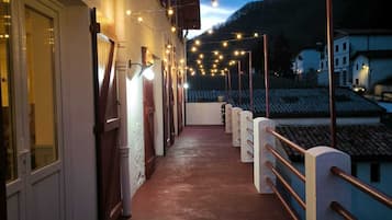 Fachada do alojamento (tarde/noite)