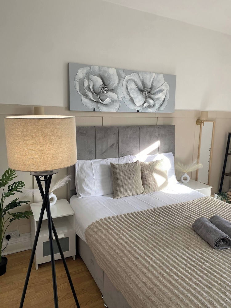 Modern Townhouse-free Parking-game Room-w-ifi - Manchester