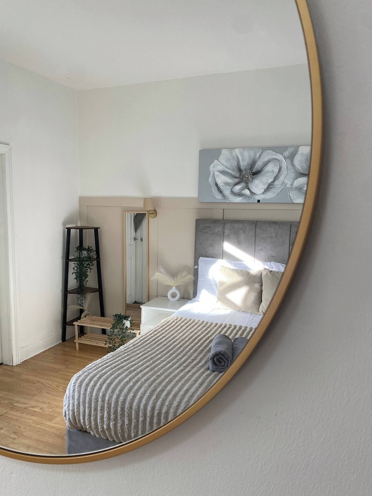 Modern Townhouse-free Parking-game Room-w-ifi - Manchester