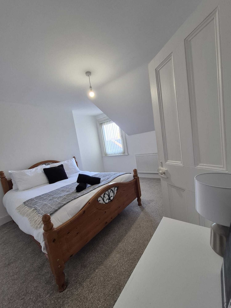Grand Vintage Home with Sauna & Style - Leicester | Vrbo