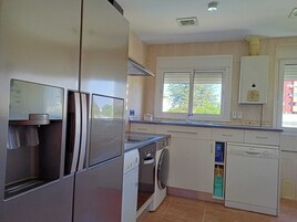 Um frigorífico/congelador grande, um micro-ondas, um forno 