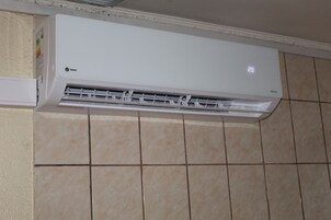 Apartamento, pátio | Sala de estar | TV de ecrã plano 