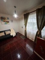 Apartamento, pátio | Sala de estar | TV de ecrã plano 