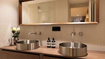 Apartamento | Casa de banho | Um secador de cabelo, toalhas fornecidas, champô