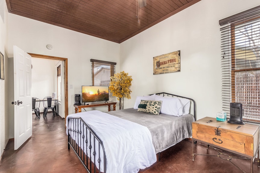 1 Min Walk To O.k. Corral & Allen St. Perfect For Families & Dog Friendly. - Tombstone, AZ