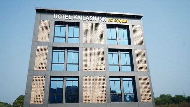 Edifício de hotel com o nome 