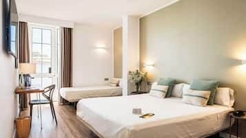 Quarto triplo | Cofres nos quartos, escrivaninha, cortinas blackout