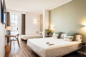 Quarto Triplo | Cofre no quarto, secretária, cortinas/cortinados opacos 