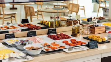 Café da manhã com buffet nos fins de semana (EUR 10 por pessoa)