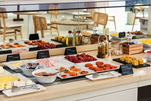 Pequeno-almoço tipo buffet aos fins de semana (10 EUR por pessoa) 