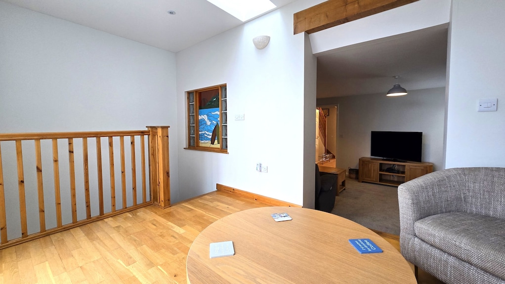 A Spacious, 3 Bedroom Holiday Home In Perranporth With Fantastic Sea Views! - Perranporth