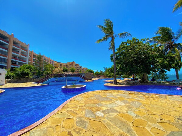 Piscina exterior, espreguiçadeiras