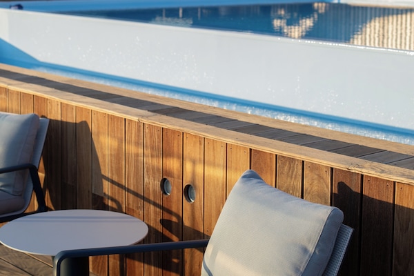 Piscina externa sazonal, funciona das 11h às 22h, guarda-sóis