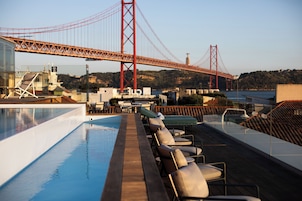 Piscina exterior sazonal, da(s) 11:00 à(s) 22:00, guarda-sóis