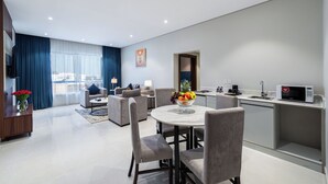 Uma sala moderna com área de jantar, cozinha e vista para a cidade.