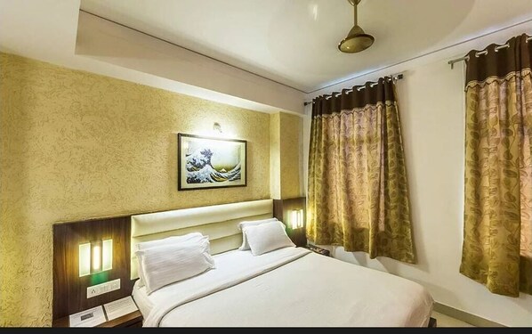 Quarto casal luxo, 1 cama King | Quartos à prova de som, ferros/tábuas de passar roupa, Wi-Fi de cortesia