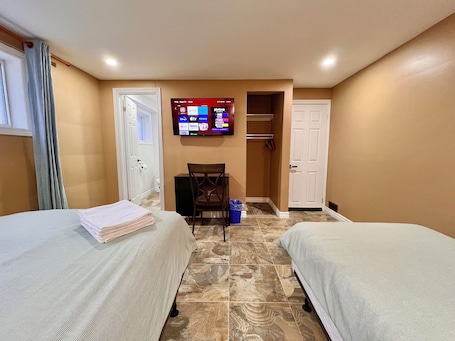 Quarto Deluxe, 1 cama queen-size, casa de banho privativa | SecretƔria, secretƔria adequada para computadores portƔteis . Newly Renovated Home in Central Aurora