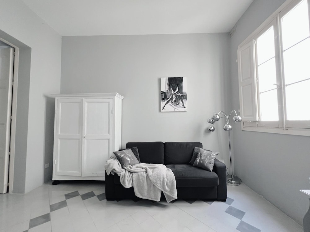 Spacious 1br Apartment On Charming Street - La Valeta