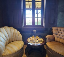 Roupa hipoalergénica, minibar, secretária