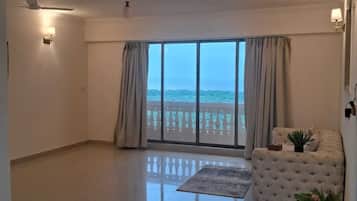 Quarto casal executivo | Área de estar | TV LCD 32 polegadas com canais a cabo