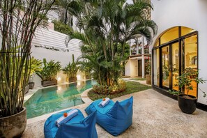 Piscina exterior, espreguiçadeiras 