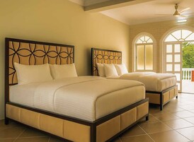 Quarto Quádruplo Deluxe | Roupa de alta qualidade, cofre no quarto, secretária