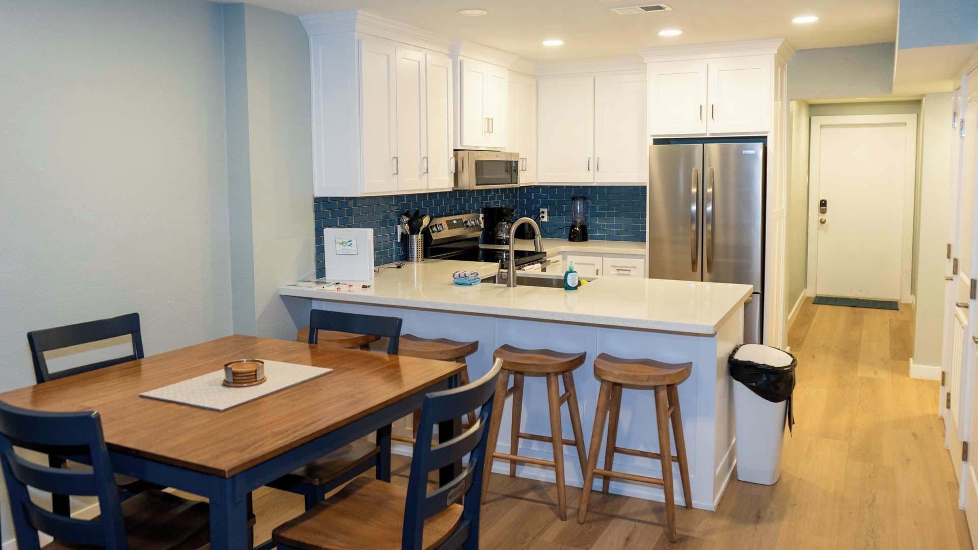 Condo, várias camas, varanda, vista para o jardim (Bahia Mar #112F) | Cozinha privada | Geladeira, micro-ondas, fogão, cooktop