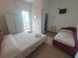 Quarto Triplo Económico | Cofre no quarto, Wi-fi grátis, roupa de cama fornecida
