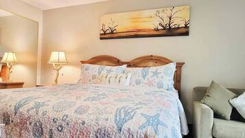 Apartamento em Condomínio Fechado, várias camas, pátio, vista para o jardim (Saida Towers IV #108) | 2 quartos, com decoração personalizada, com mobília individualizada