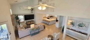 Casa, várias camas, acesso à piscina, vista parcial para o oceano (Tranquil Turquoise Retreat) | Área de estar | TV de tela plana 42 polegadas com canais digitais
