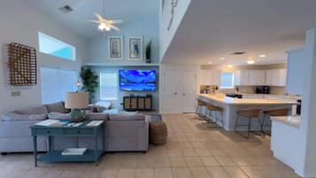 Casa, várias camas, acesso à piscina, vista parcial para o oceano (Tranquil Turquoise Retreat) | Sala de estar | Televisor de ecrã plano de 42 polegadas com canais digitais