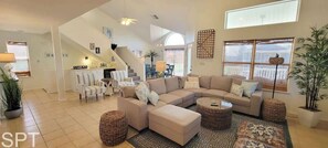 Casa, várias camas, acesso à piscina, vista parcial para o oceano (Tranquil Turquoise Retreat) | Área de estar | TV de tela plana 42 polegadas com canais digitais
