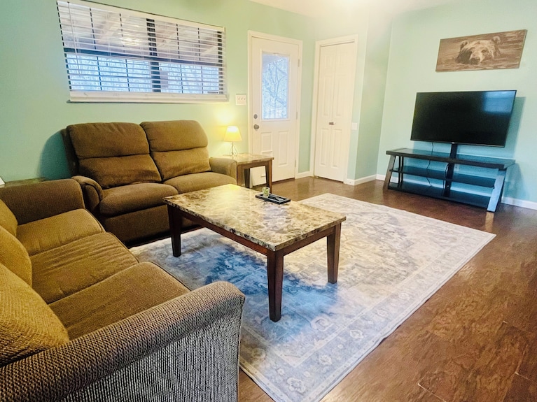 Charming Cozy Cabin In A Peacful Mountain Setting W Hottub! Close To Pigeonforge - Knoxville, TN