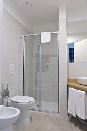 Chuveiro, produtos de toalete grátis, secador de cabelo 