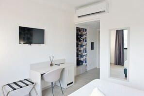 Cofres nos quartos, escrivaninha, cortinas blackout