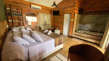 Quarto de Luxo | Minibar, Wi-fi grátis, roupa de cama fornecida