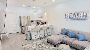 Casa de Férias, várias camas, cozinha, vista para o jardim (Villas de Laguna 2) | Sala de estar | Televisor de ecrã plano de 75 polegadas com canais digitais