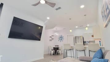 Casa de Férias, várias camas, cozinha, vista para o jardim (Villas de Laguna 2) | Sala de estar | Televisor de ecrã plano de 75 polegadas com canais digitais