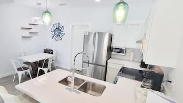 Casa de Férias, várias camas, cozinha, vista para o jardim (Villas de Laguna 2) | Cozinha privada | Um frigorífico, um micro-ondas, um forno, uma placa de cozinha