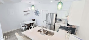 Apartamento em Condomínio Fechado, várias camas, cozinha, vista para o jardim (Villas de Laguna 4) | Cozinha privada | Um frigorífico, um micro-ondas, um forno, uma placa de cozinha 