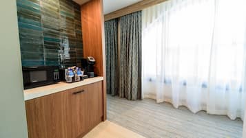 Quarto, 2 camas Queen, acessível (Mobility & Hearing, Roll-in Shower) | Ferros/tábuas de passar roupa