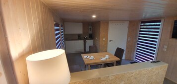 Bangalô conforto, vista para o parque | Área de estar | TV